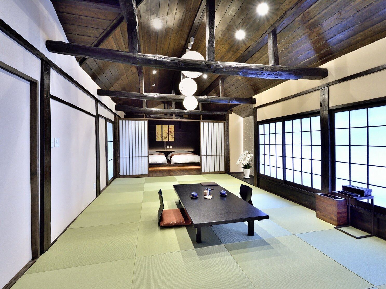 Um quarto tradicional japonês com tatame, uma mesa baixa e futon.