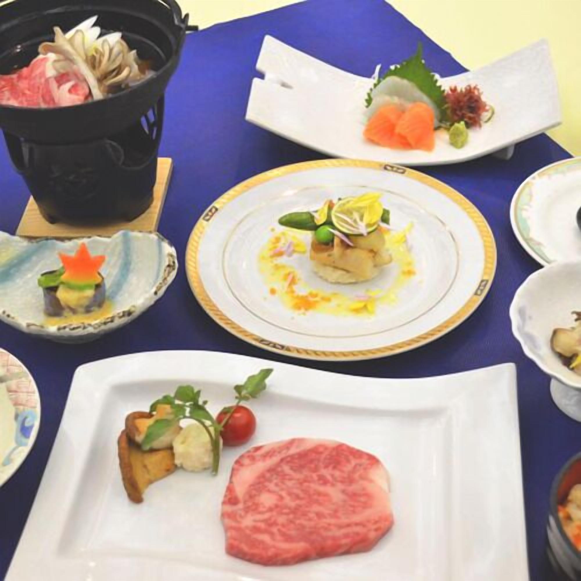 Uma mesa com diversos pratos, incluindo sushi e um bife, indicando um ambiente de refeições.
