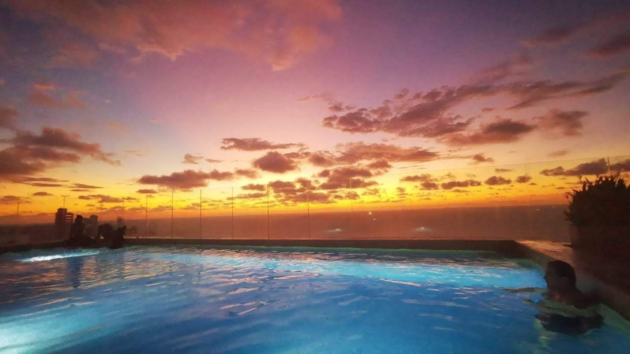 Piscina com vista para o pôr do sol.