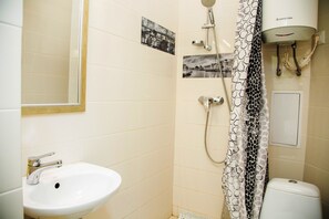 Estúdio Básico, 1 cama de casal, vista para o pátio (7) | Casa de banho | Um polibã, artigos de higiene pessoal grátis, um secador de cabelo
