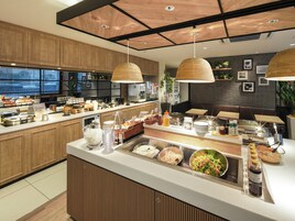 Café da manhã com buffet grátis todos os dias