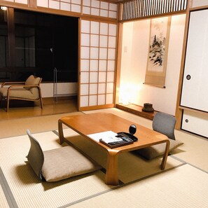 Quarto Tradicional (Japanese Style) | Cofre no quarto, Wi-fi grátis, roupa de cama fornecida