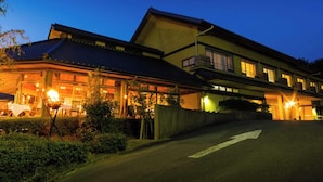 Um edifício japonês tradicional com galeria coberta e diversas janelas.
