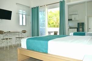 Estúdio superior, cozinha | Roupas de cama antialérgicas, cofres nos quartos, quartos à prova de som