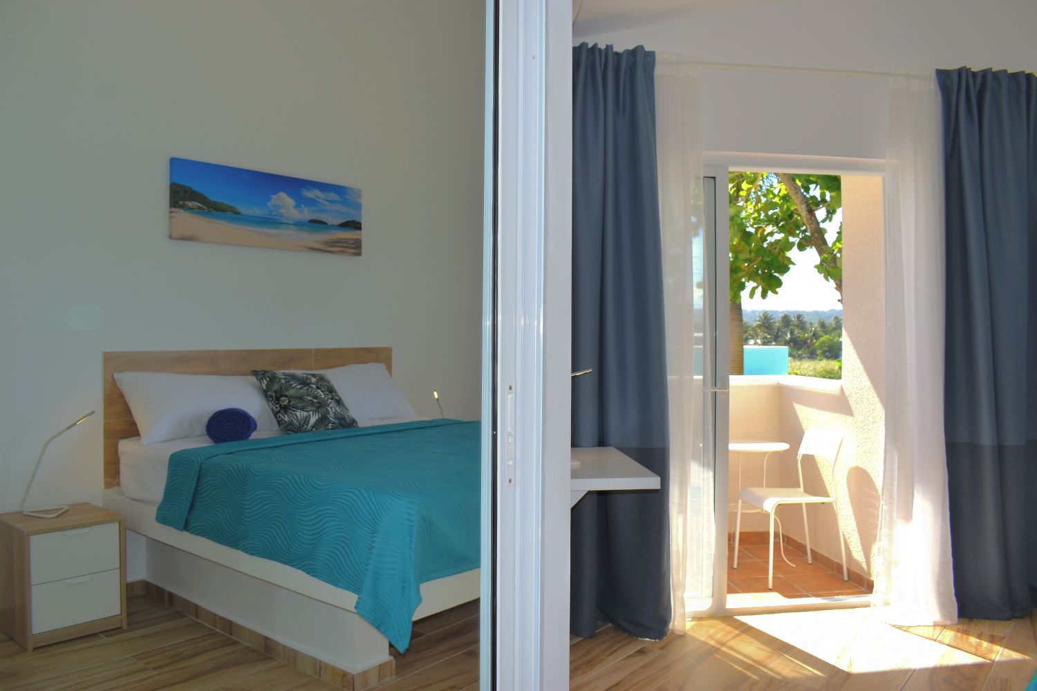 Quarto Duplo Standard, 1 cama king-size, vista para a montanha | Sala de estar | Televisor de ecrã plano de 34 polegadas com canais por cabo 