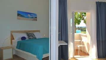 Quarto Duplo Standard, 1 cama king-size, vista para a montanha | Sala de estar | Televisor de ecrã plano de 34 polegadas com canais por cabo