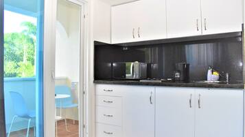 Estúdio Superior, cozinha, vista para a piscina | Kitchenette privada