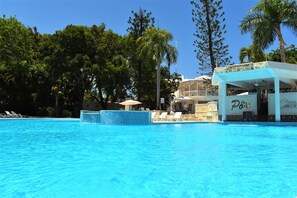 2 piscinas externas, funciona das 8h às 19h, guarda-sóis