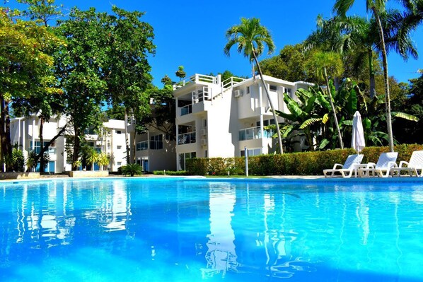 2 piscinas externas, funciona das 8h às 19h, guarda-sóis