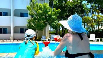 2 piscinas externas, funciona das 8h às 19h, guarda-sóis