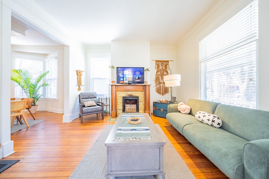 Kc Boho Bungalow - Fenced Yard - Pet-friendly - Kansas City, MO