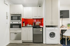 Estúdio, 1 cama de casal | Cozinha privada | Geladeira, micro-ondas, fogão, cooktop