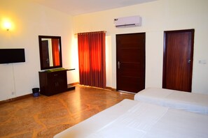 13 quartos, roupa hipoalergénica, minibar com produtos grátis