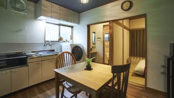 Apartment (Room 1) | Cozinha privada | Um frigorífico, um micro-ondas, uma placa de cozinha