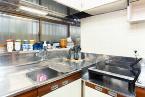 Private Vacation Home (Hanare) | Cozinha americana privada | Geladeira, micro-ondas, cooktop, chaleira elétrica