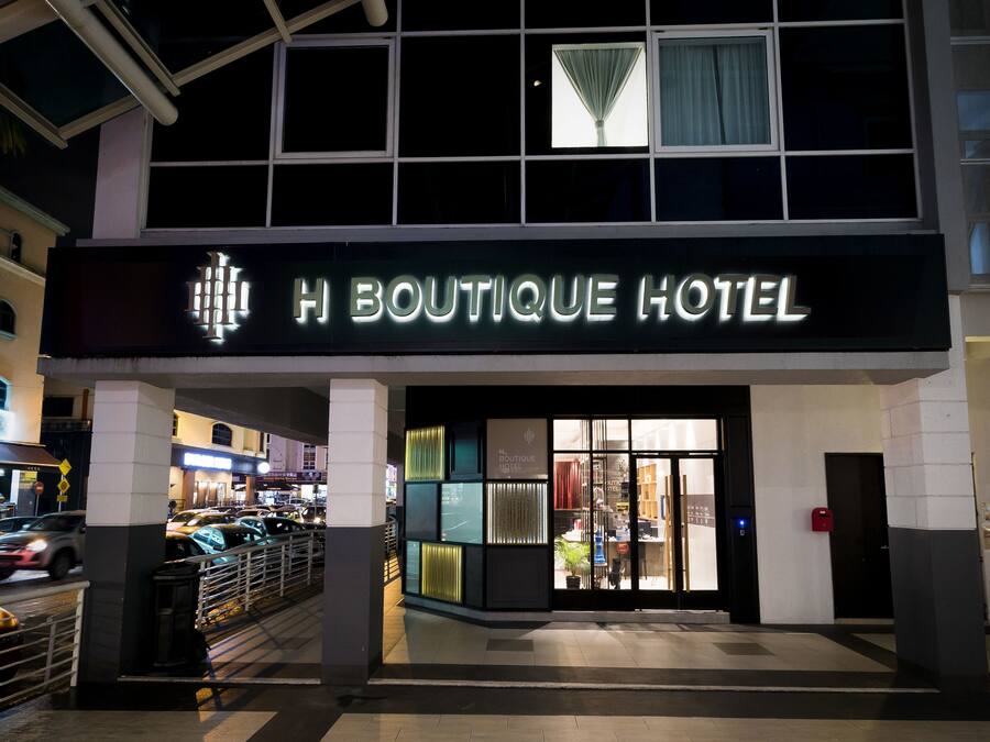 Fachada do alojamento (tarde/noite)