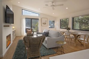 Chalé design, 2 quartos | Área de estar | TV de tela plana