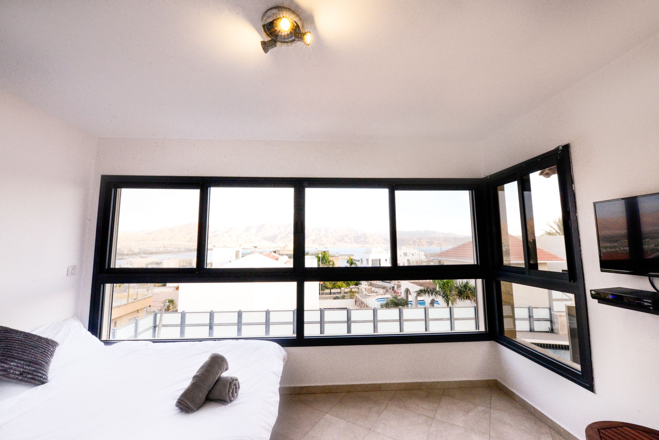 Villa Comfort, 4 quartos, vista para a praia | Ferro/tábua de engomar, berço de viagem, Wi-fi grátis 