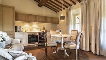 Suite 1 Bedroom | Cozinha privada | Uma máquina de café expresso, uma cafeteira/bule