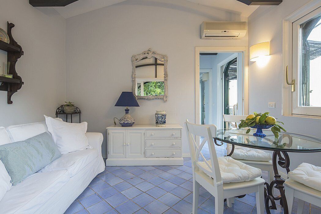 Villa Albarosa C: An Elegant And Welcoming Apartment Built On The Sloping Cliff In Front Of The Sea, With Free Wi-fi. - Vietri sul Mare