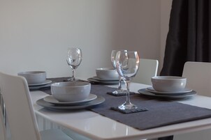 Um frigorífico, um micro-ondas, um forno, uma placa de cozinha 