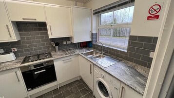 Casa, várias camas | Cozinha privada | Geladeira, micro-ondas, fogão, cooktop