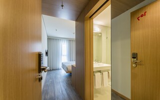 Quarto Twin Standard, 2 camas individuais | Cofre com capacidade para portátil, secretária