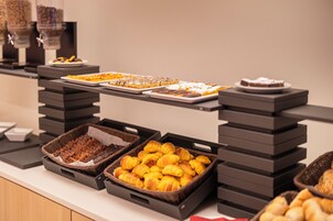 Pequeno-almoço tipo buffet diário (12.50 EUR por pessoa) 
