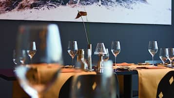 2 restaurantes, com serviço de almoço e jantar; culinária regional