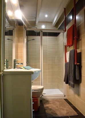 Quarto Familiar (Tilleul) | Duche na casa de banho