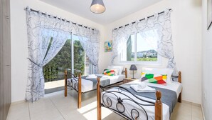 Bungalow, 2 quartos, piscina privativa | Cofre no quarto, ferro/tábua de engomar, berços/camas para crianças 