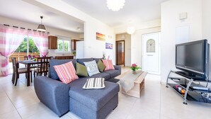 Bungalow, 2 quartos, piscina privativa | Sala de estar | TV de ecrã plano, leitor de DVD 