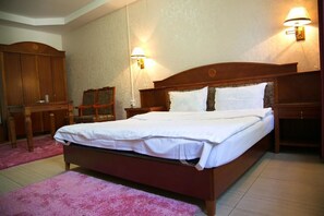 Quarto casal standard | Escrivaninha, quartos à prova de som, ferros/tábuas de passar roupa