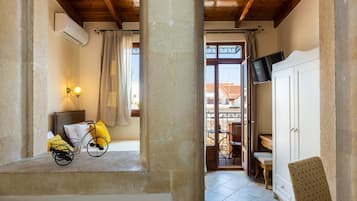 Suíte, sacada, vista para a piscina | Escrivaninha, quartos à prova de som, Wi-Fi de cortesia, roupa de cama
