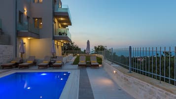 Piscina externa, guarda-sóis, espreguiçadeiras
