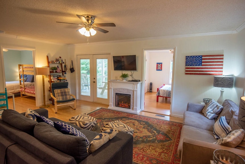 Roxy's Riverfront Playhouse On The New River - Fire Pit - North Carolina