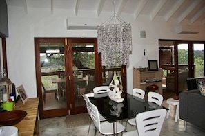 Casa, 2 quartos | Sala de estar | TV de ecrã plano