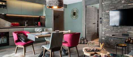 Apartamento, 4 quartos | Área de estar | TV