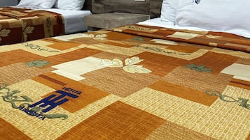 Cofre no quarto, cortinas/cortinados opacos, ferro/tábua de engomar