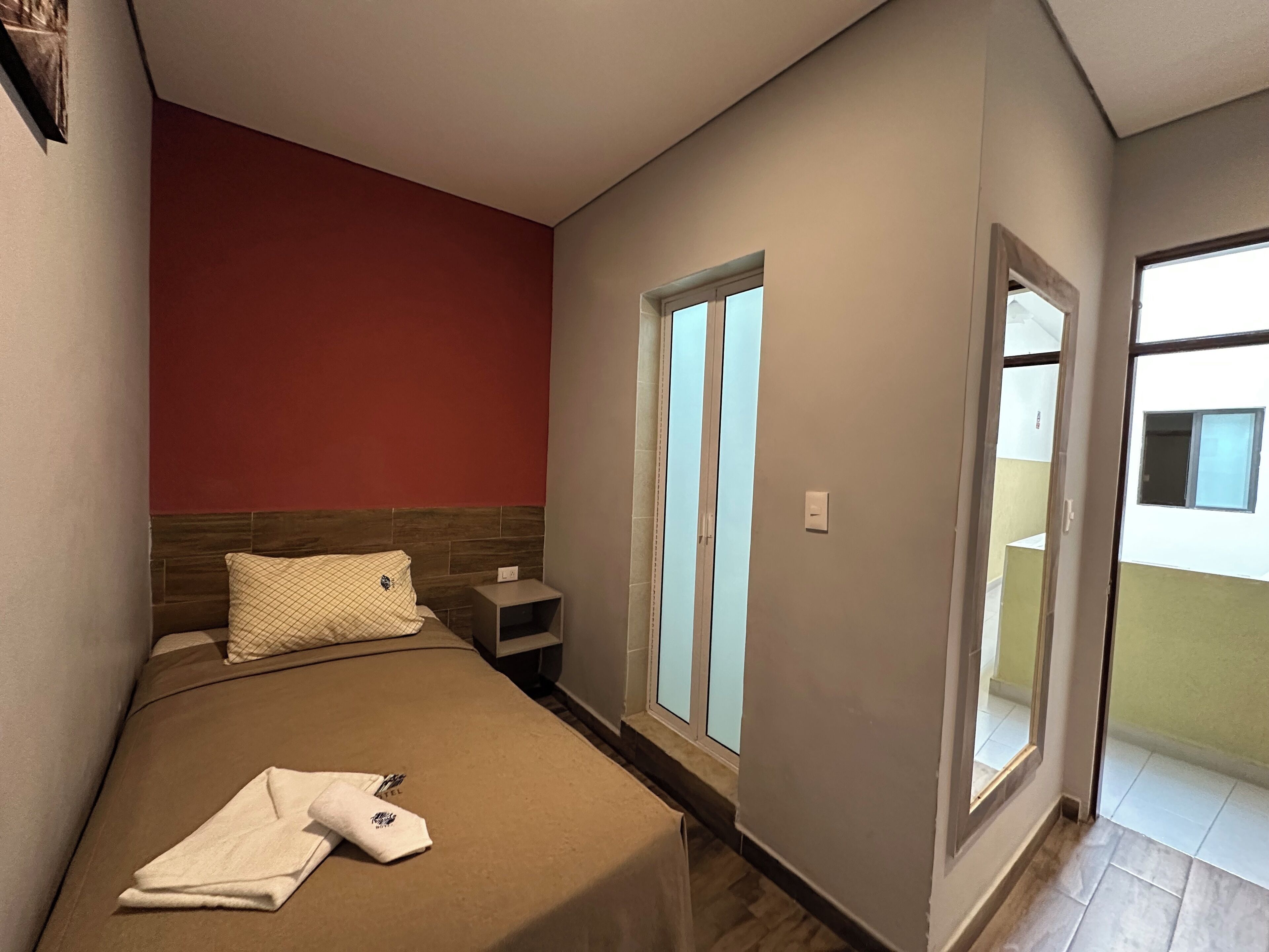 Quarto solteiro básico | Cofres nos quartos, cortinas blackout, ferros/tábuas de passar roupa