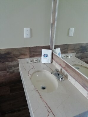 Chuveiro, chuveiro com efeito de chuva, produtos de toalete grátis 