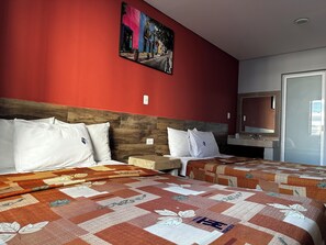 Quarto família, 2 camas de casal | Cofres nos quartos, cortinas blackout, ferros/tábuas de passar roupa