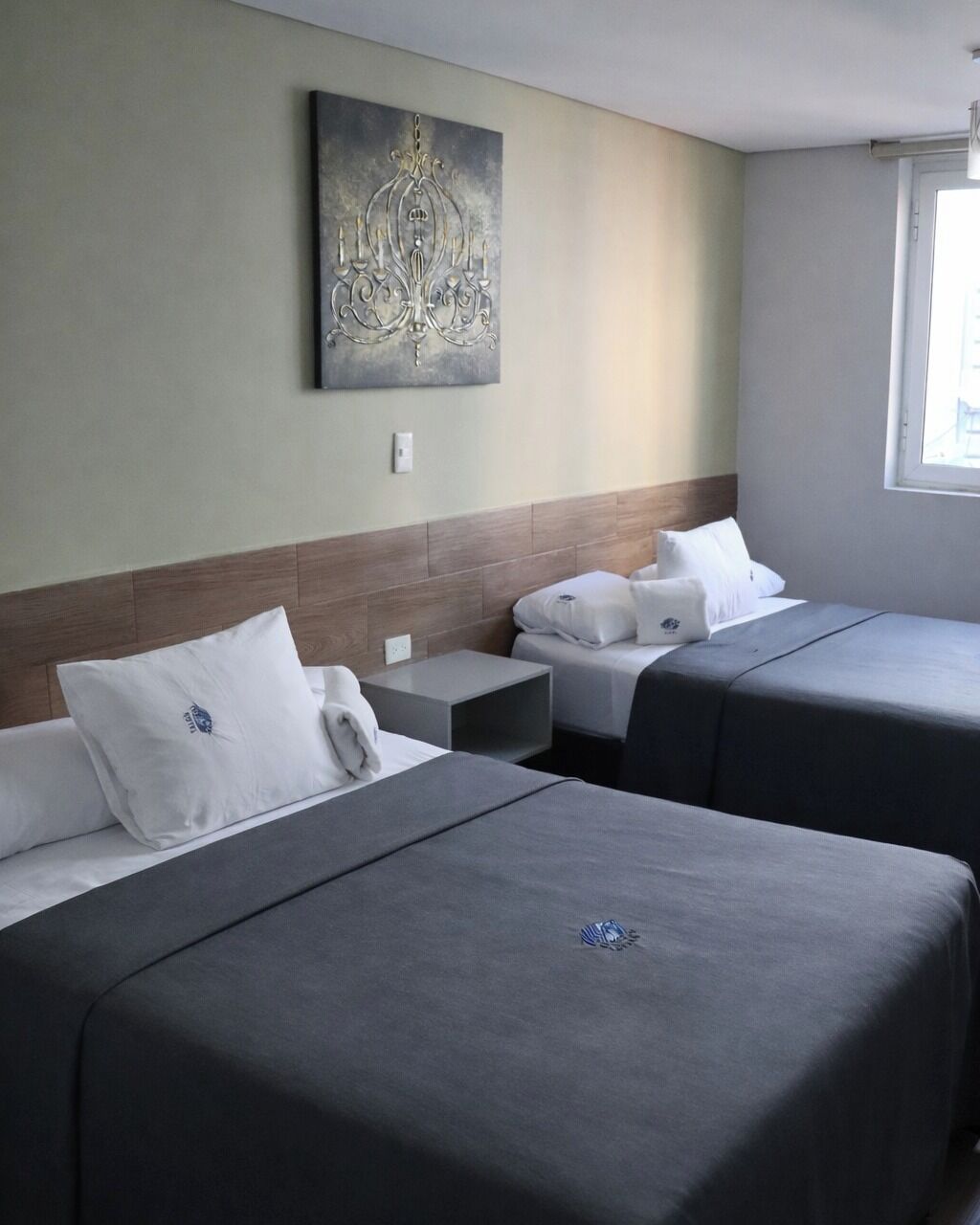 Quarto Familiar, 2 camas de casal | Cofre no quarto, cortinas/cortinados opacos, ferro/tábua de engomar 