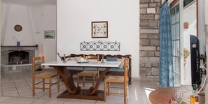 Quarto Quádruplo Superior, 2 quartos, vista para a piscina | Sala de estar | TV de ecrã plano 