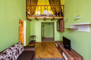 Apartamento, 1 quarto | Sala de estar | TV de tela plana