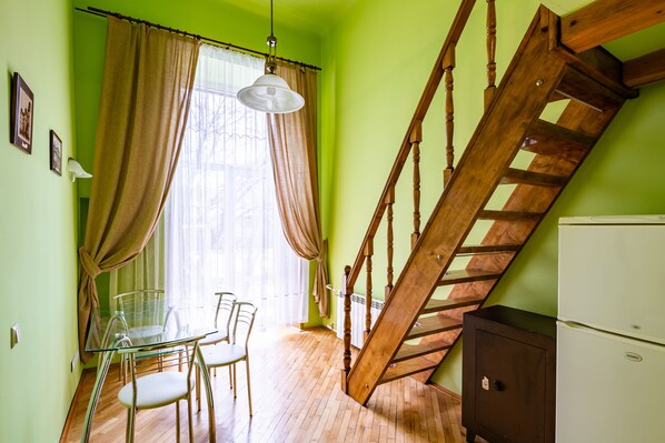 Apartamento, 1 quarto | Sala de estar | TV de tela plana