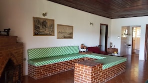 Casa básica, várias camas, vista para a piscina | Área de estar | TV de tela plana