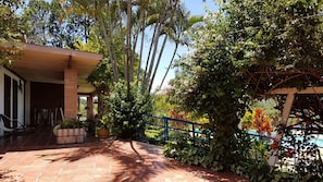 Casa básica, várias camas, vista para a piscina | Sacada