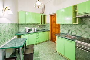 Apartamento Superior, 3 quartos, no canto | Cozinha privada | Um frigorífico, um micro-ondas, uma placa de cozinha 