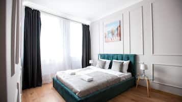 Condo standard, várias camas, vista para a cidade (Knyazya Y. Osmomysl Square 3) | Ferros/tábuas de passar roupa, Wi-Fi de cortesia, roupa de cama